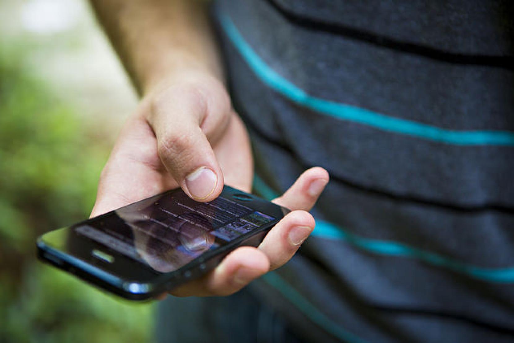 The Mere Presence Of Your Smartphone Reduces Brain Power Study Shows