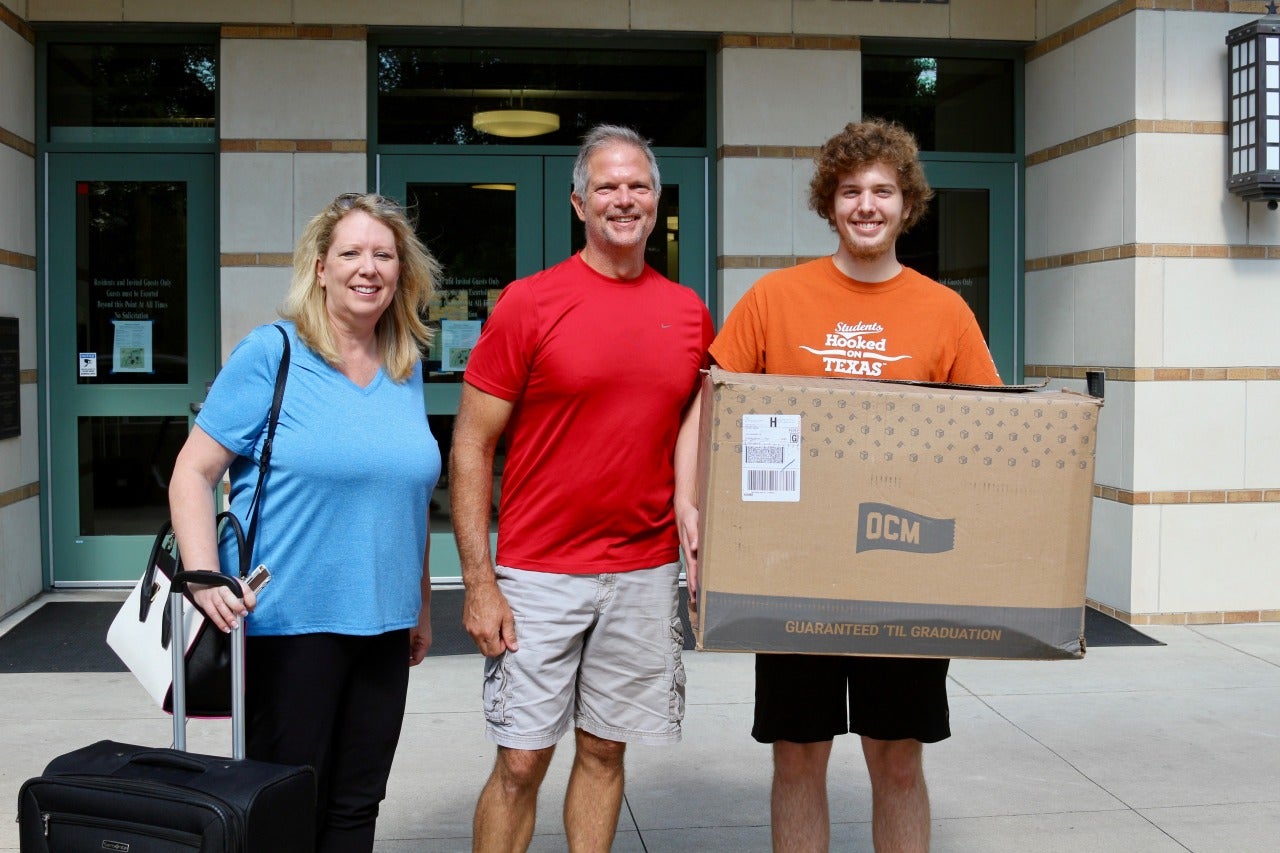 7,400 Eager Students Mooov-In to Life on Campus - UT Austin News - The ...